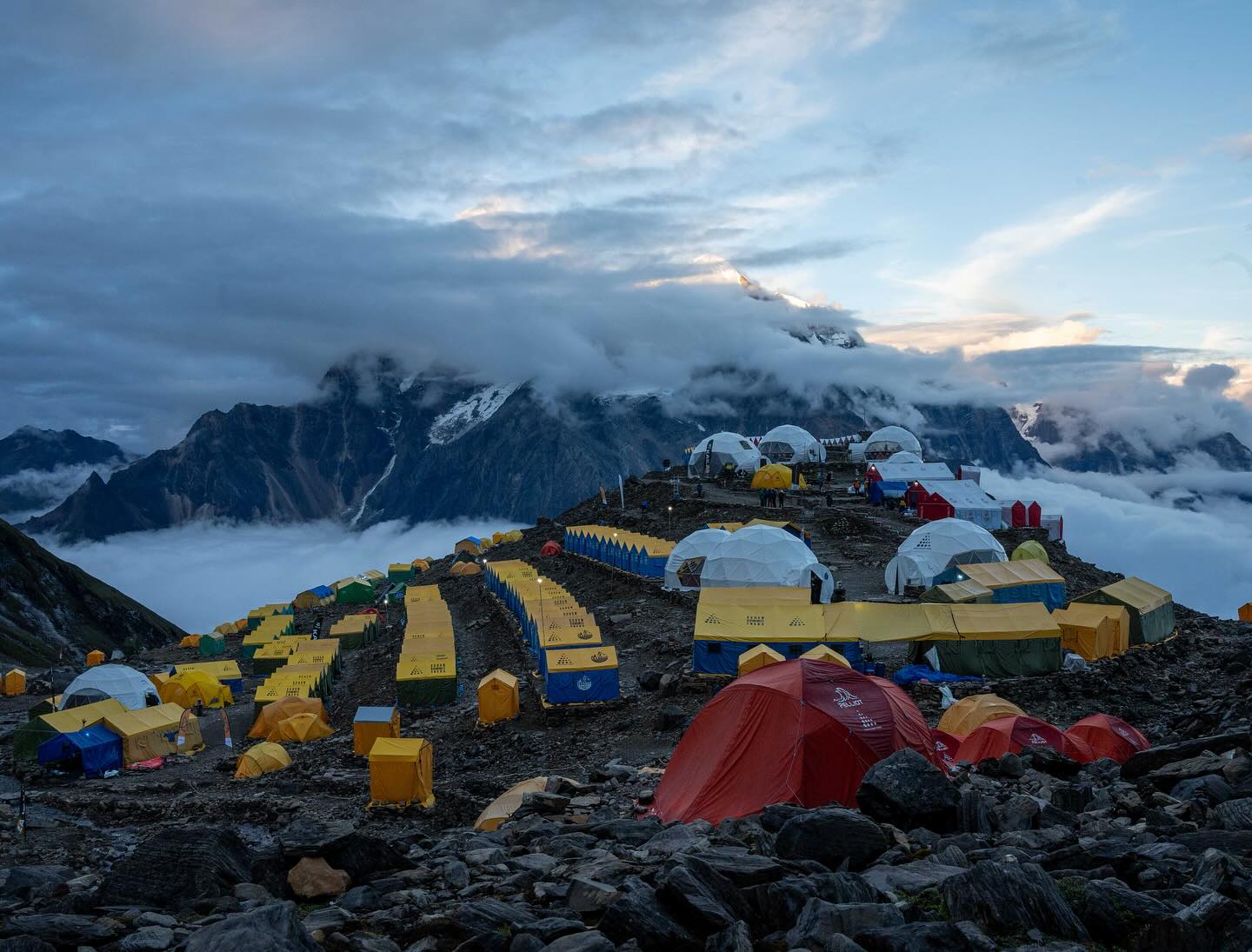 Strong International Team Reaches the Summit of Manaslu – Everest Mountain